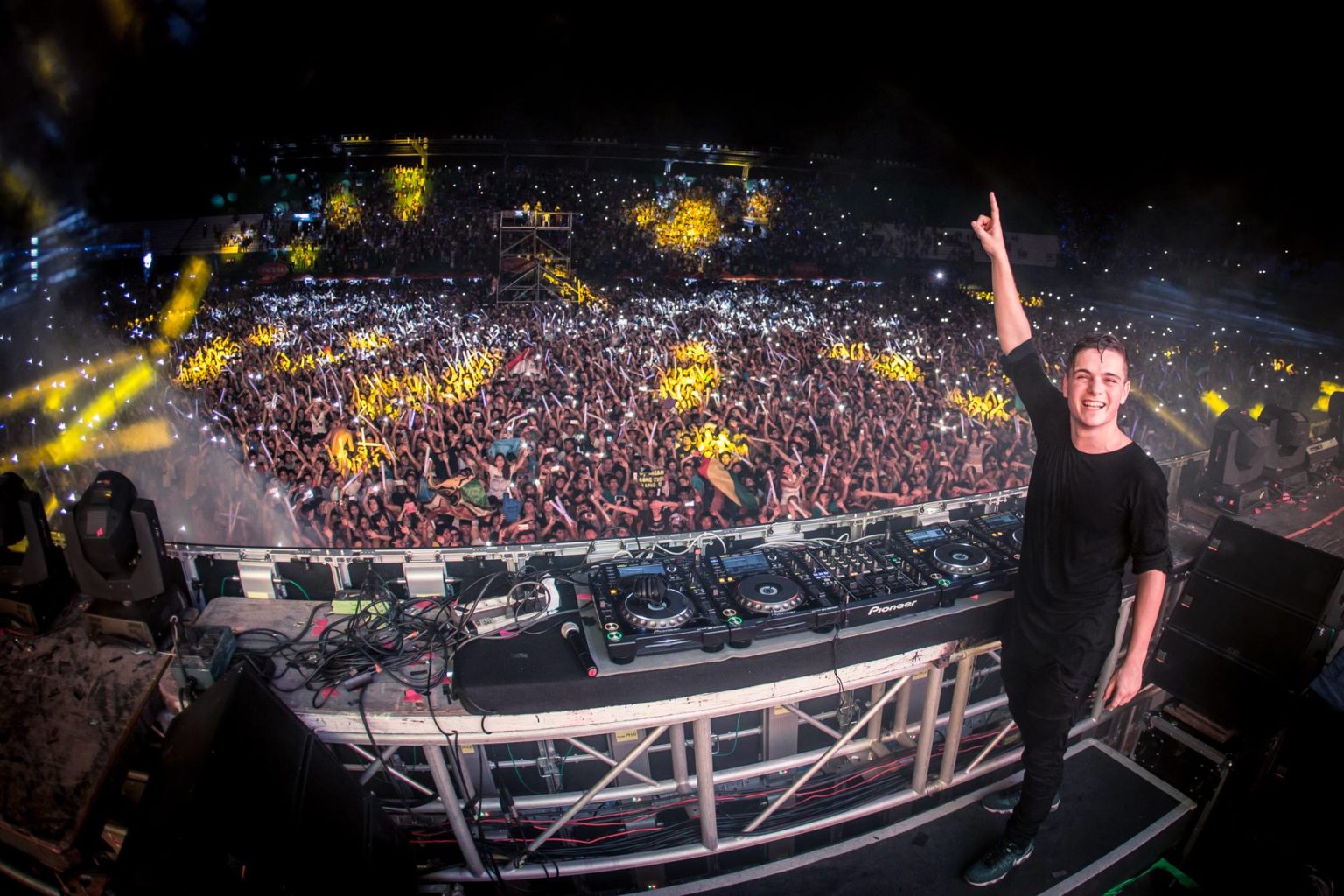 Martin Garrix Unleashes Brand-New Singles During Ultra Set - EDM Chicago