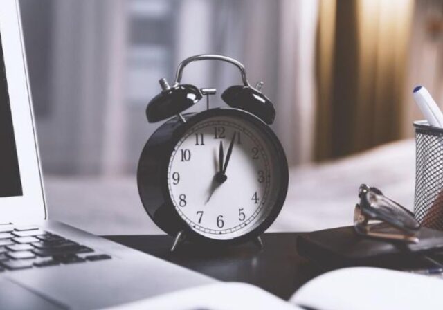 7 Benefits of Using an Employee Time Clock Software - EDM Chicago